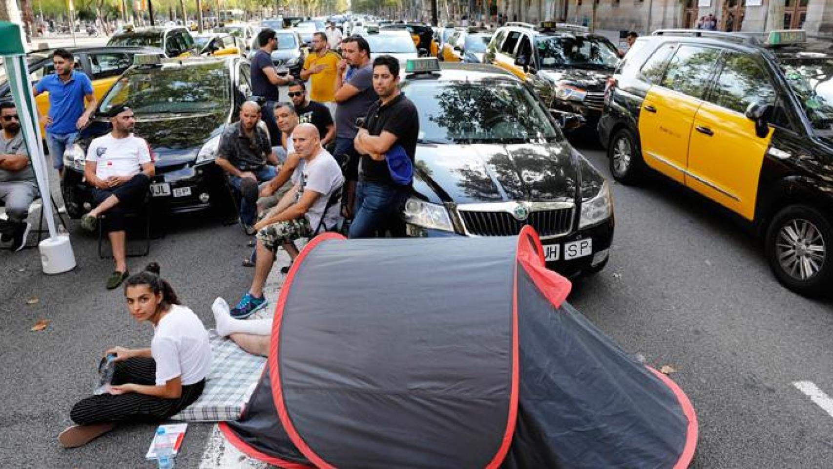 Los taxistas de Barcelona ocupan el Paseo de Gracia e interrumpen el ...