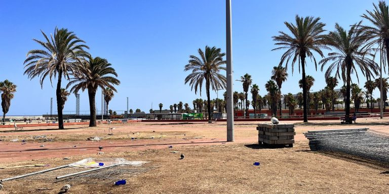 Los festivales destrozan la playa del Fòrum de Sant Adrià