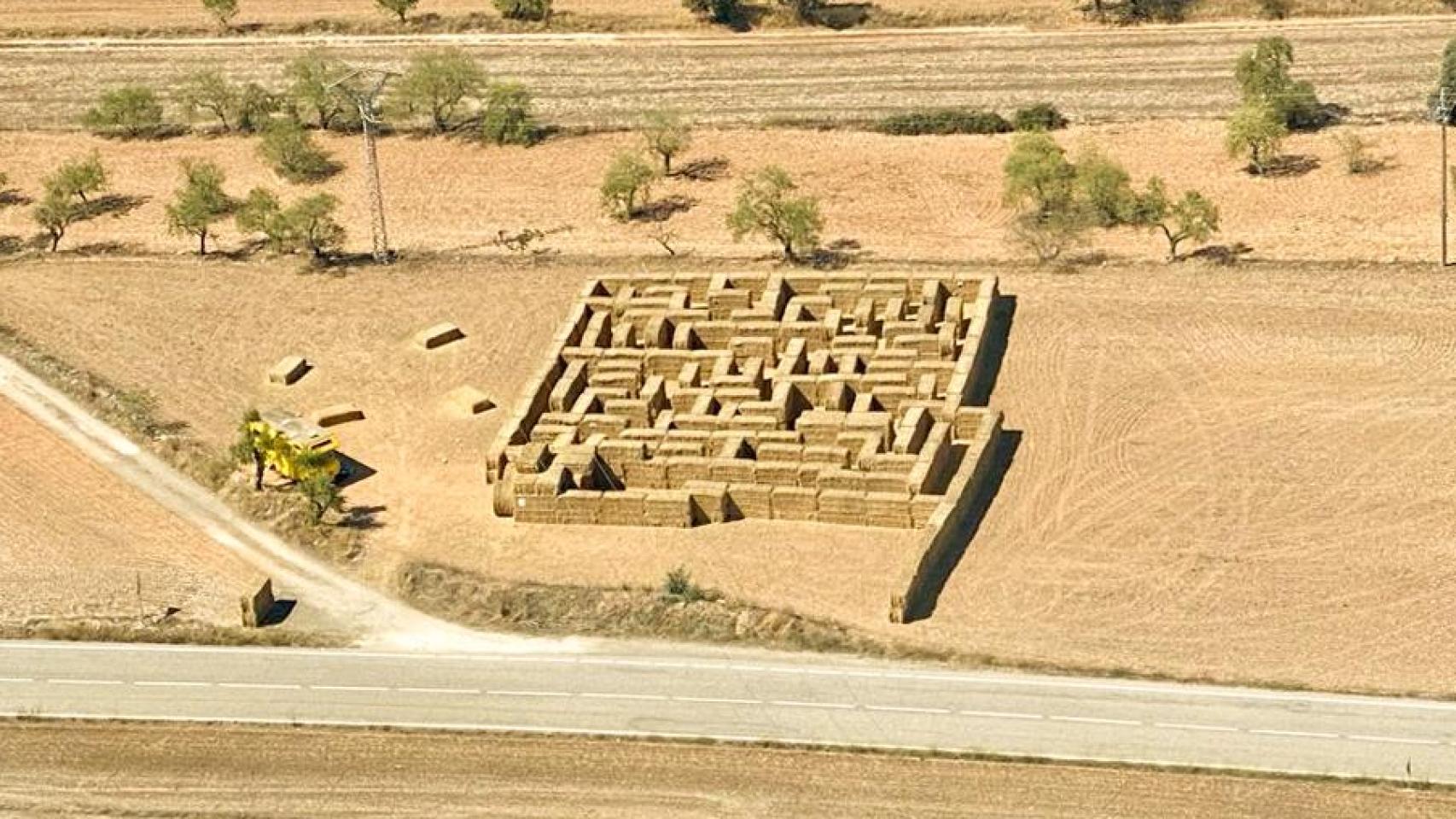 El extraordinario laberinto formado por 400 balas de paja, en un pueblo ...