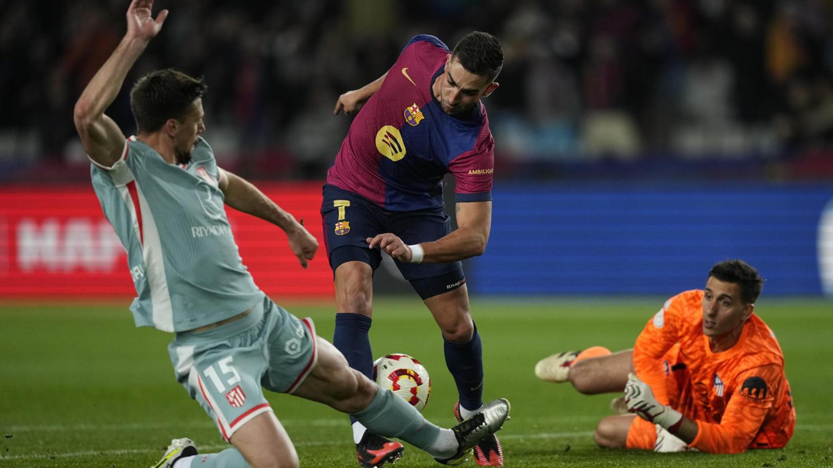 Lewandowski y Ferran Torres reabren el debate del ‘9’ en el Barça de Flick