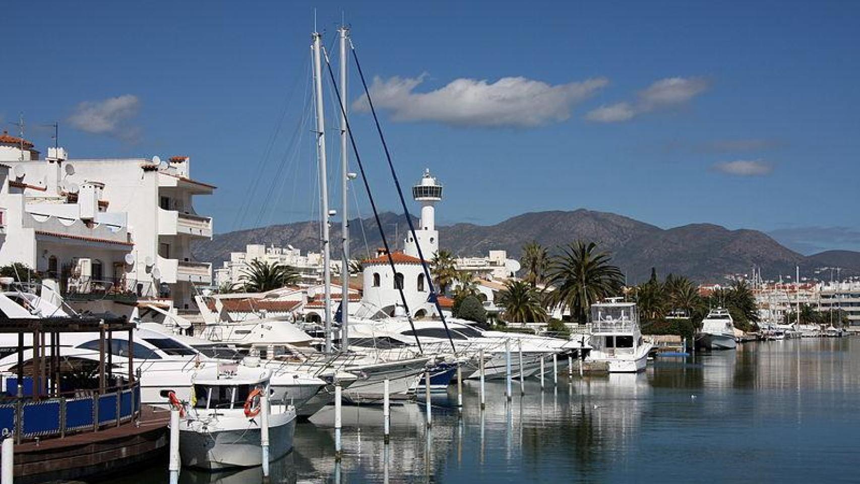 Parece Venecia, pero está en Cataluña: tiene el puerto deportivo más ...