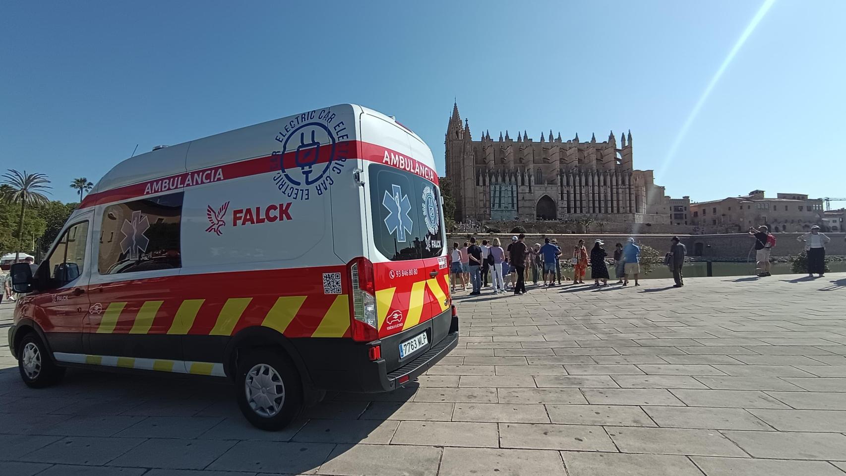 Falck estrena la primera ambulancia 100% eléctrica de las Baleares