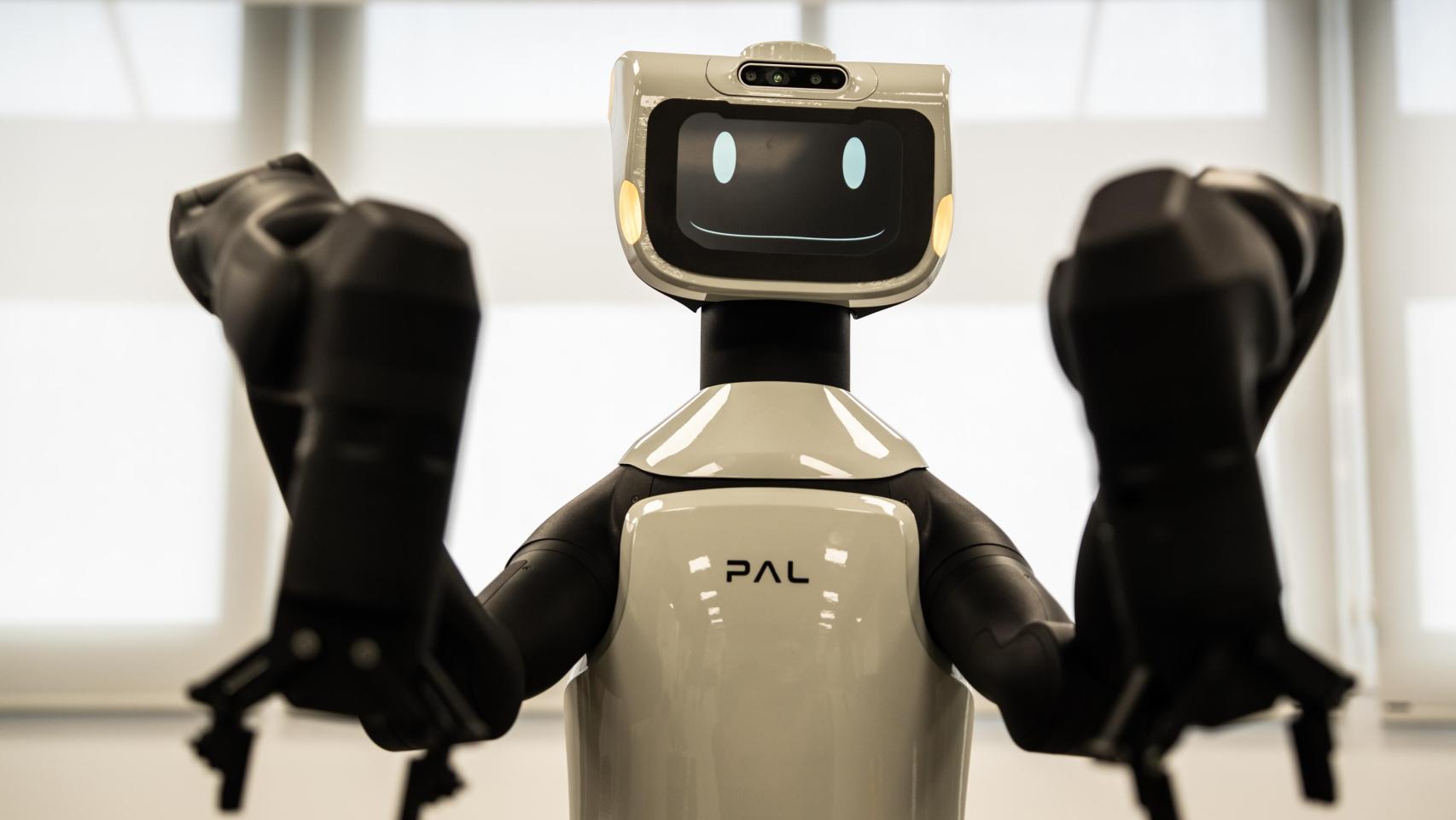 PAL Robotics, la empresa catalana que te planchará y doblará la ropa ...