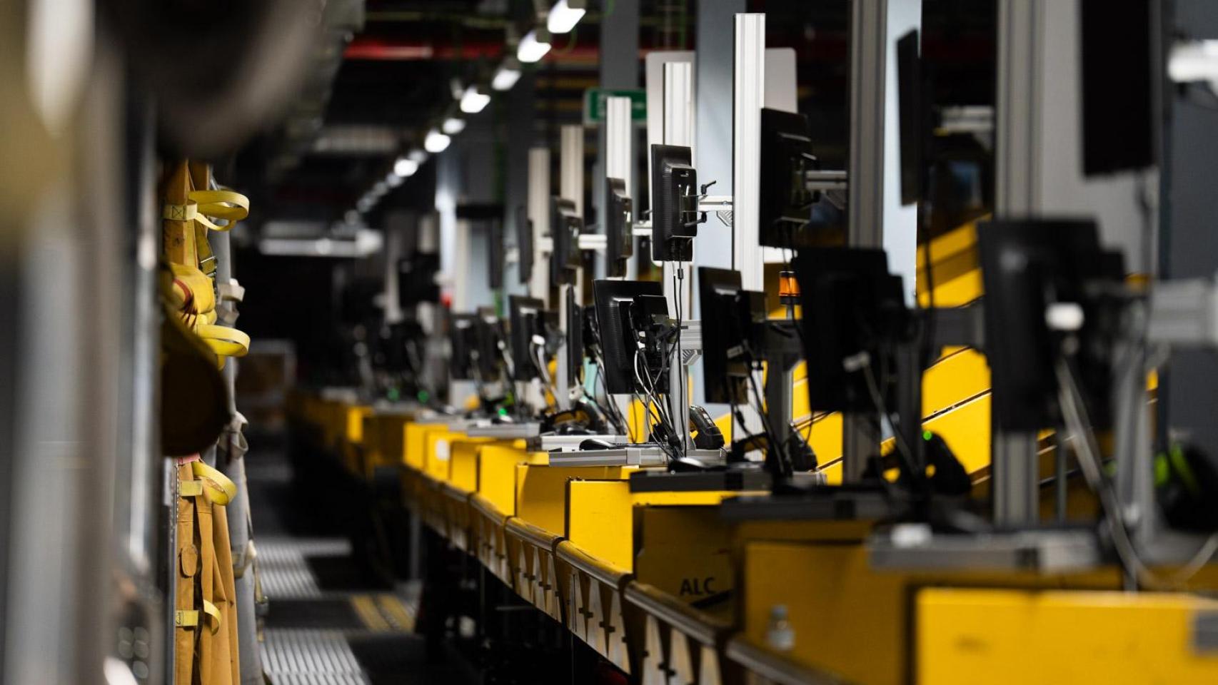 Así funciona el mayor hub de DHL en España: 18 envíos por hora y 22 ...