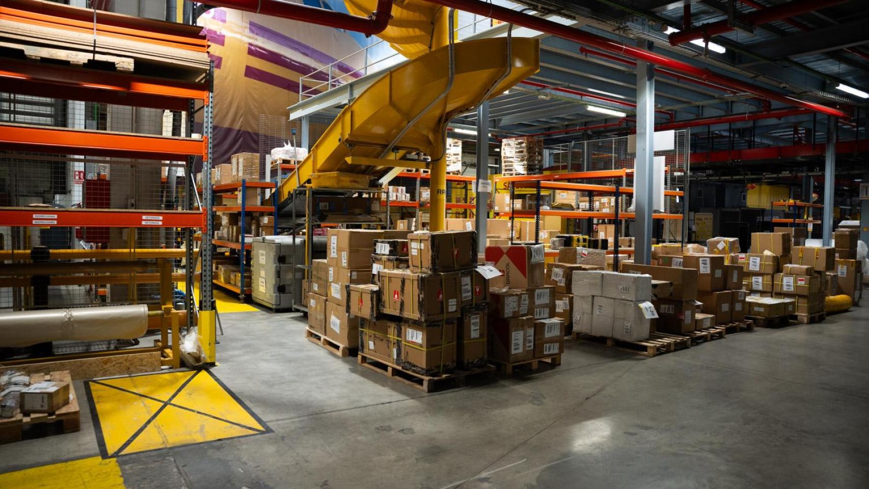 Así funciona el mayor hub de DHL en España: 18 envíos por hora y 22 ...