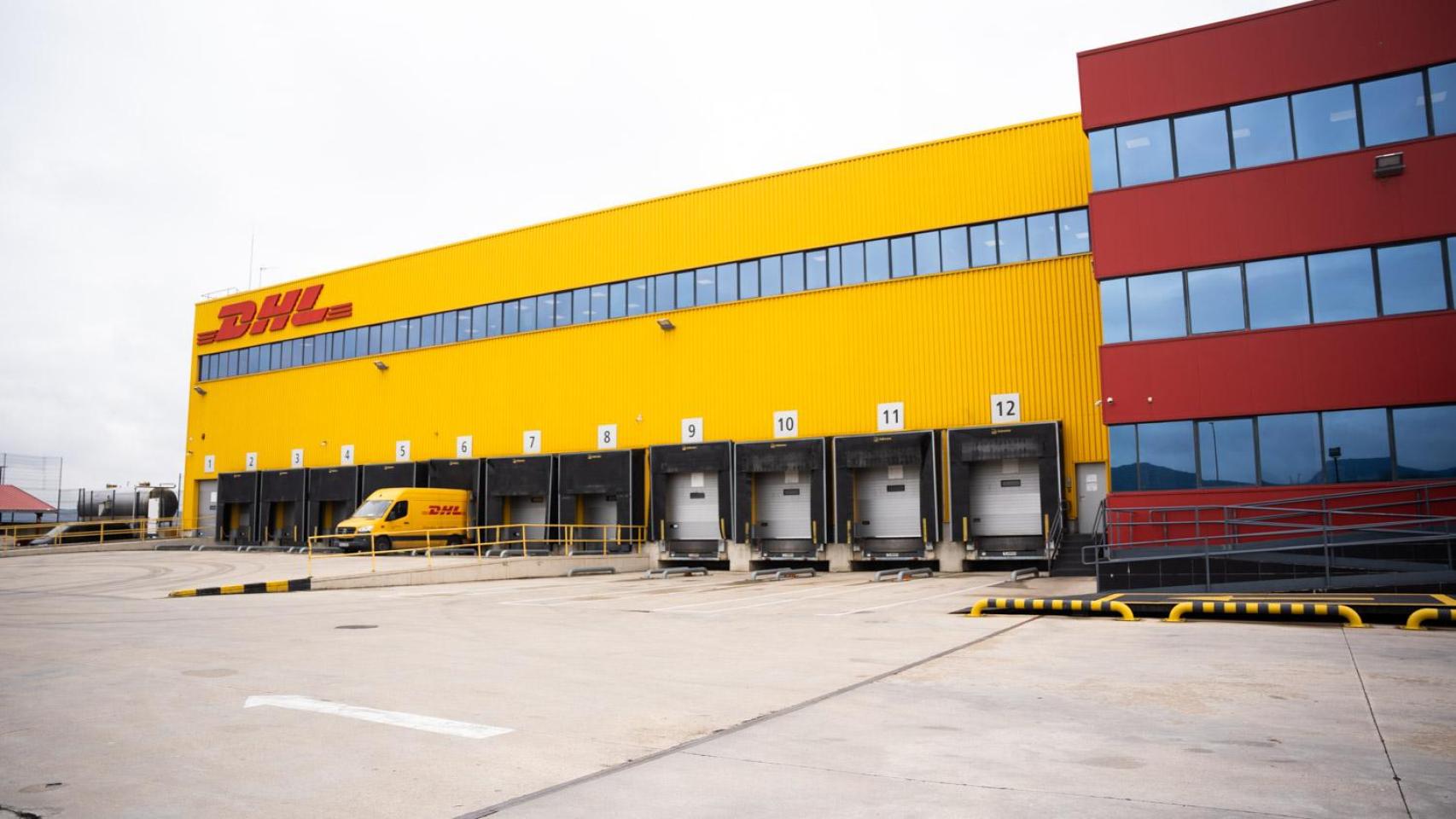 Así funciona el mayor hub de DHL en España: 18 envíos por hora y 22 ...