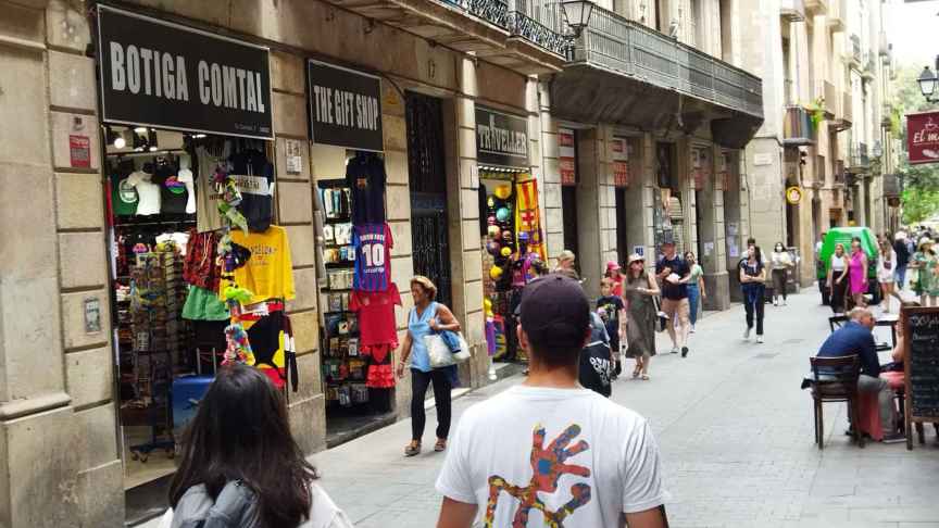 Barcelona limitará nuevas tiendas de cannabis, souvenirs y fundas para ...