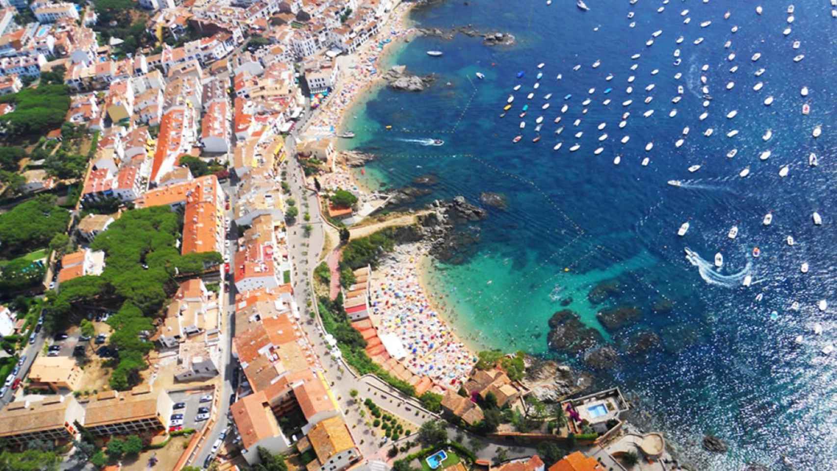 El pueblo de playa a media hora de Barcelona donde escaparse un fin de ...