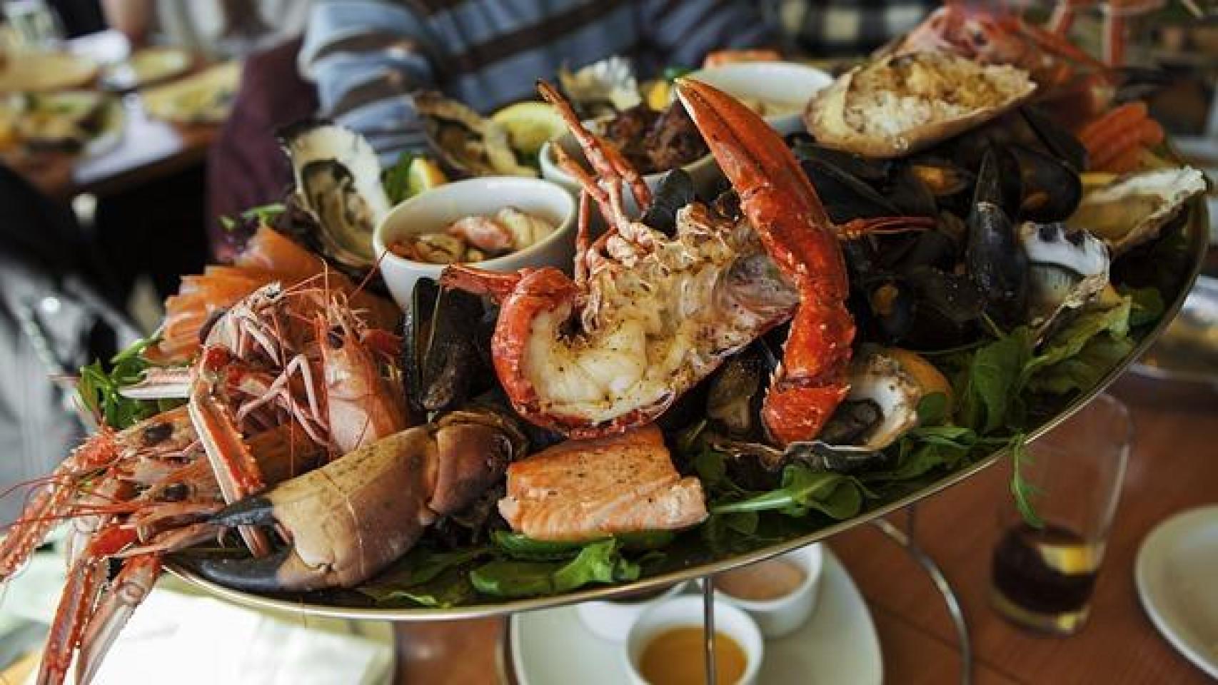 El buffet libre con marisco sin límite y vistas al mar que triunfa ...