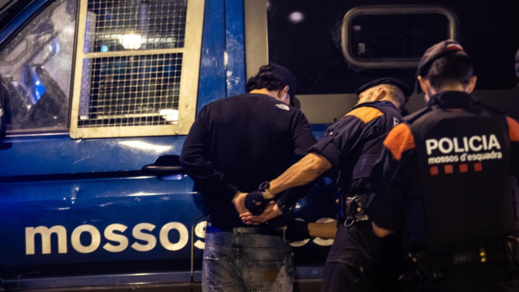 Detenido un joven de 23 años en Barcelona por robar en el interior de ...