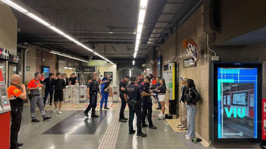 Macrodispositivo policial en el metro de Barcelona: 100 identificados ...