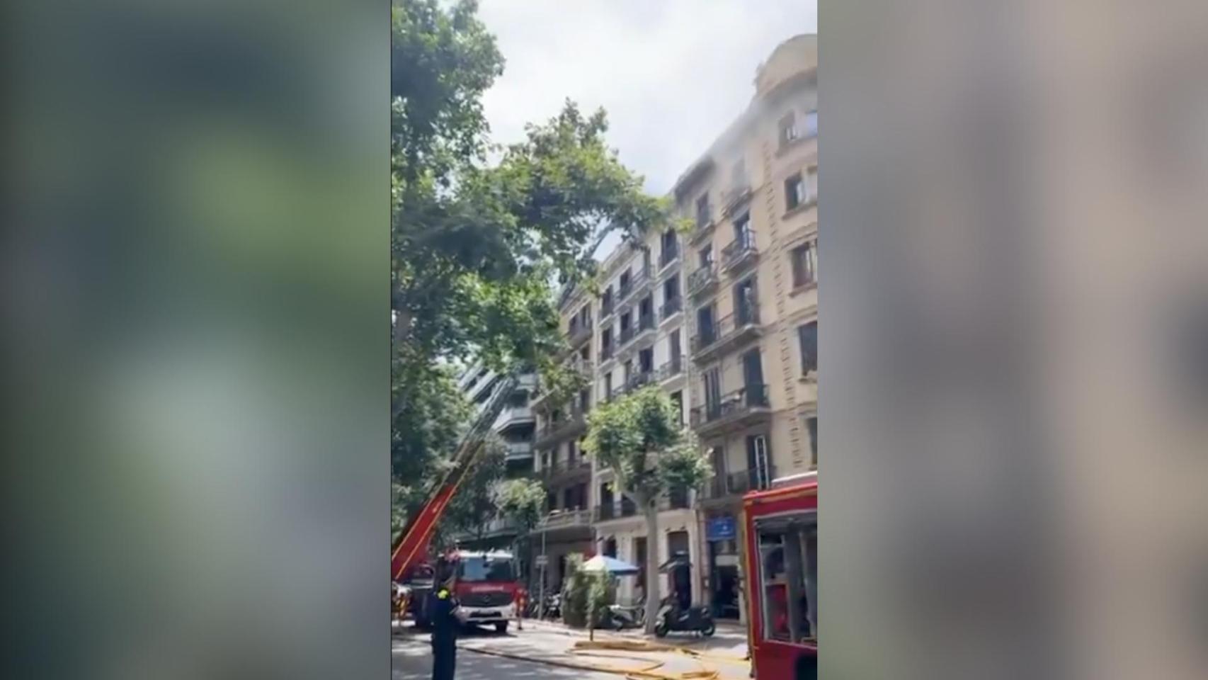 Arde un piso en la calle València de Barcelona: gran columna de humo y ...