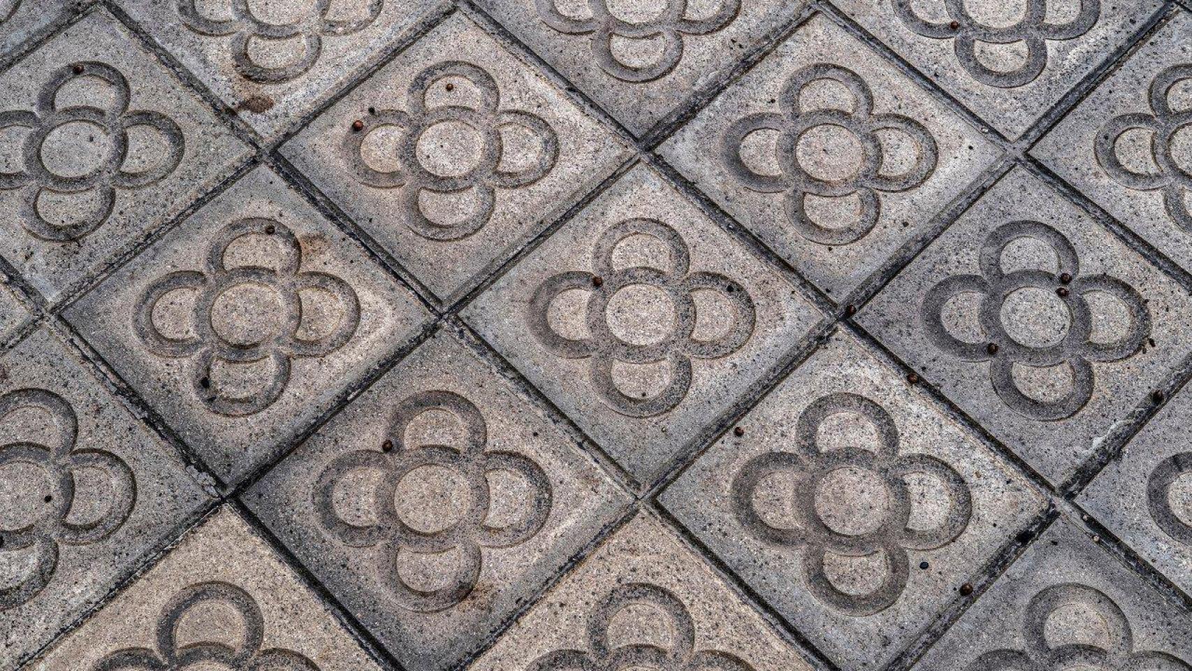 De baldosa funcional a icono urbano: así nació la flor que decora las ...