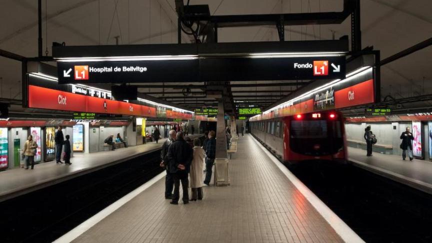 El vestíbulo del Clot en calle Aragó reabre con su primer ascensor ...