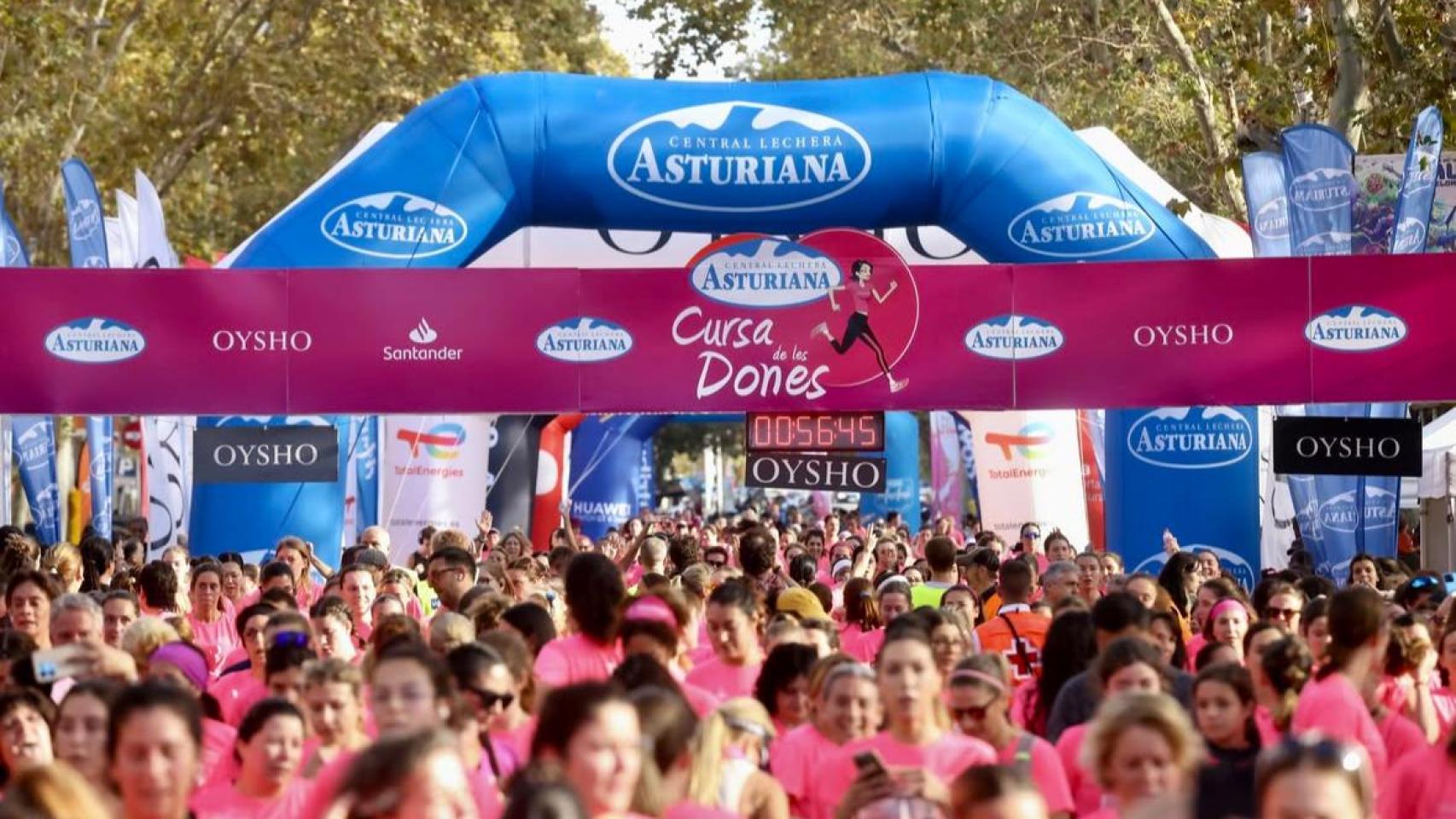 Éxito de la Cursa de la Dona 2025 en Barcelona: 36.000 mujeres tiñen ...