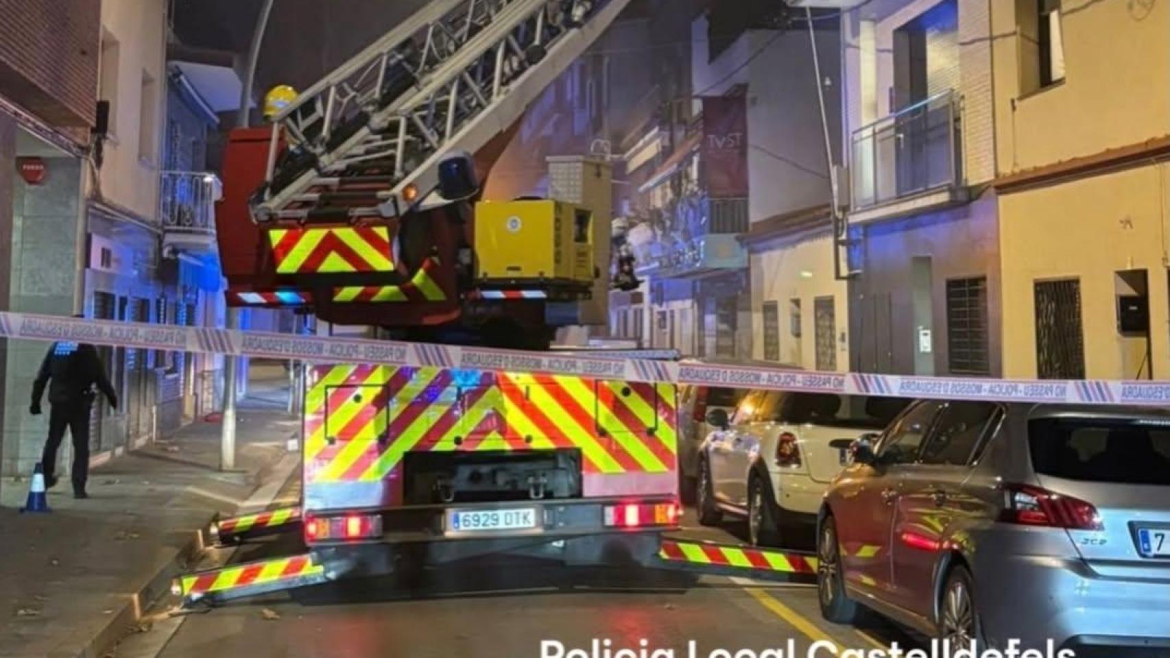 Incendio en un piso de Castelldefels: rescatan a diez personas y un perro